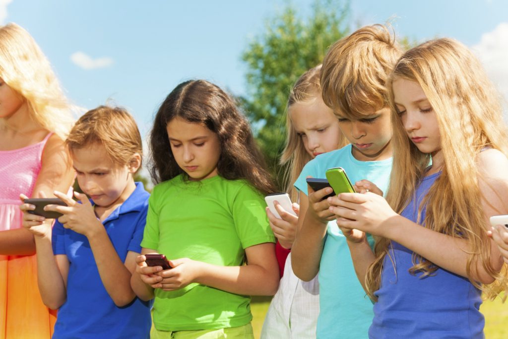 5 ACTIVITIES FOR KIDS TO UNPLUG FROM DIGITAL MEDIA – Peachtree Playthings